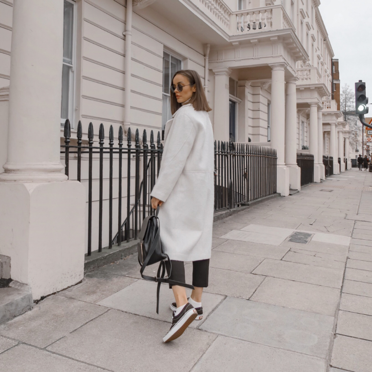 6 Minimalist Outfits That Show How Blue Jeans Are Meant To Be Worn ...